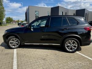 Black BMW X5 2023 in Riga, with an engine capacity of 3.00 L and mileage of 28 thousand km for 49000 €, photo 3 on AUTOMOTO.COM.LV