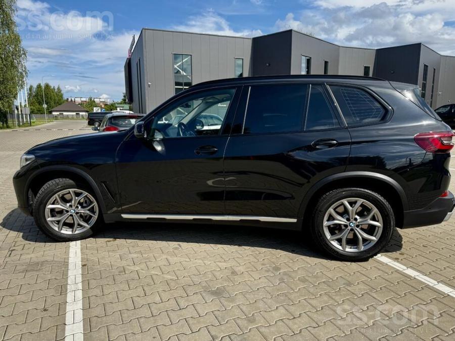 Black BMW X5 2023 in Riga, with an engine capacity of 3.00 L and mileage of 28 thousand km for 49000 €, photo 3 on AUTOMOTO.COM.LV