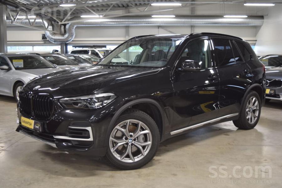 Black BMW X5 2023 in Riga, with an engine capacity of 3.00 L and mileage of 28 thousand km for 51900 €, photo 1 on AUTOMOTO.COM.LV