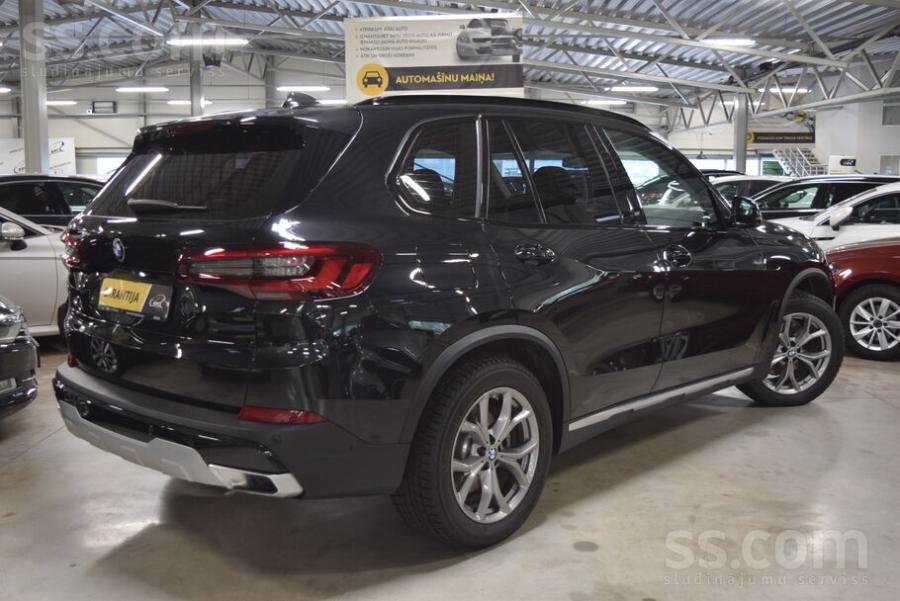 Black BMW X5 2023 in Riga, with an engine capacity of 3.00 L and mileage of 28 thousand km for 51900 €, photo 2 on AUTOMOTO.COM.LV
