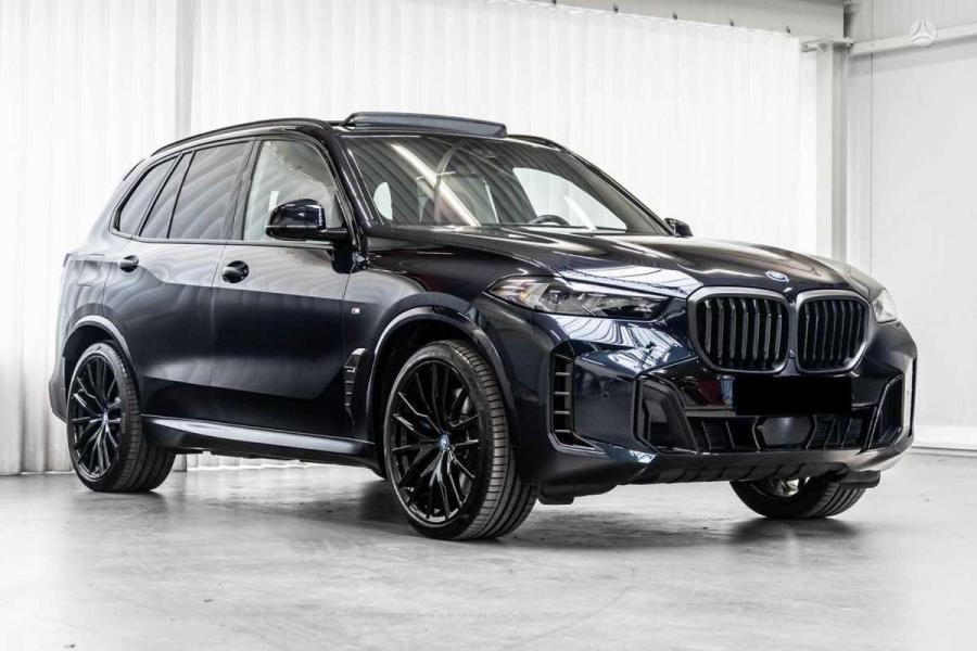 Black BMW X5 2023 in Tukums, with an engine capacity of 3.00 L and mileage of 72 thousand km for 79990 €, photo 2 on AUTOMOTO.COM.LV