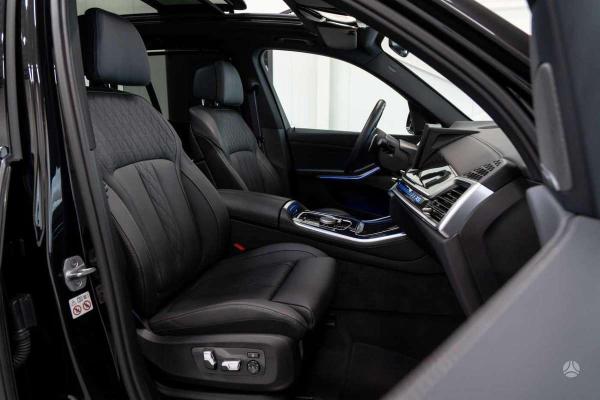 Black BMW X5 2023 in Tukums, with an engine capacity of 3.00 L and mileage of 72 thousand km for 79990 €, photo 5 on AUTOMOTO.COM.LV