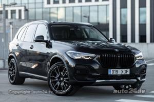 Melns BMW X5 2023 Tartu, ar dzinēja tilpumu 3.00 L un nobraukumu 48 tūkst. km par 69500 €, foto  vietnē AUTOMOTO.COM.LV