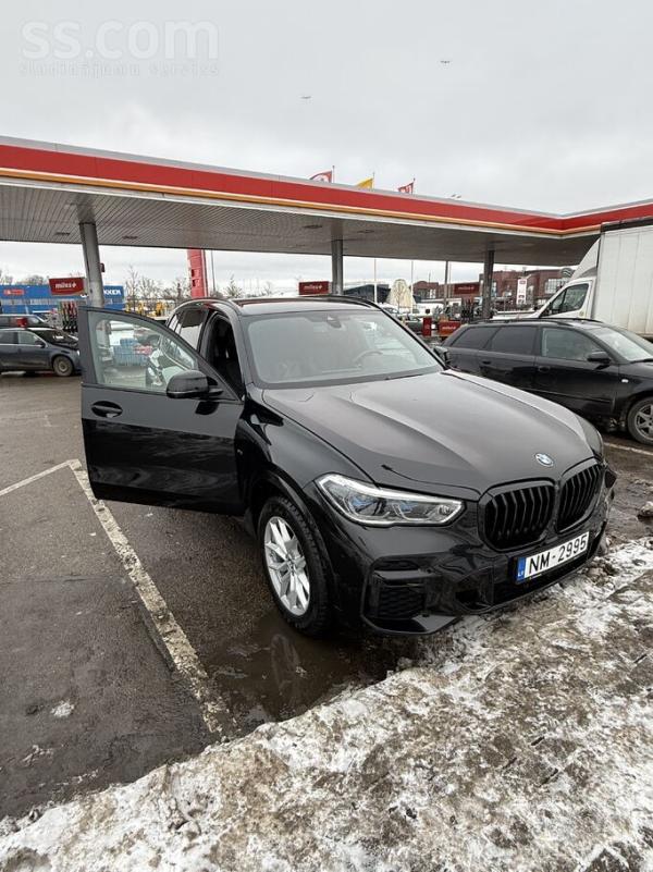 Black BMW X5 2023 in Riga, with an engine capacity of 3.00 L and mileage of 80 thousand km for 52000 €, photo 1 on AUTOMOTO.COM.LV