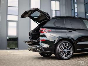 Melns BMW X5 2023 Marijampole, ar dzinēja tilpumu 3.00 L un nobraukumu 165 tūkst. km par 62950 €, foto 17 vietnē AUTOMOTO.COM.LV