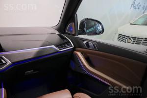 Melns BMW X5 2023 Rīga, ar dzinēja tilpumu 4.40 L un nobraukumu 41 tūkst. km par 64000 €, foto 33 vietnē AUTOMOTO.COM.LV