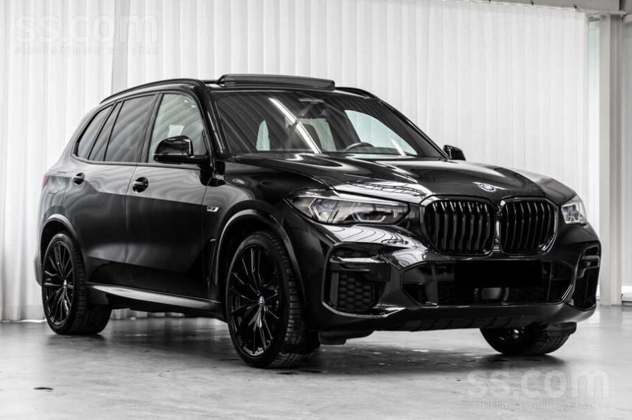 Black BMW X5 2023 in Tukums, with an engine capacity of 3.00 L and mileage of 0 thousand km for 61777 €, photo 3 on AUTOMOTO.COM.LV