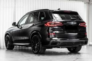 Black BMW X5 2023 in Tukums, with an engine capacity of 3.00 L and mileage of 0 thousand km for 61777 €, photo 4 on AUTOMOTO.COM.LV