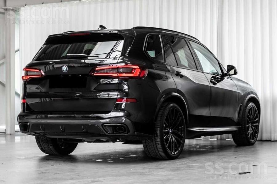 Black BMW X5 2023 in Tukums, with an engine capacity of 3.00 L and mileage of 0 thousand km for 61777 €, photo 5 on AUTOMOTO.COM.LV