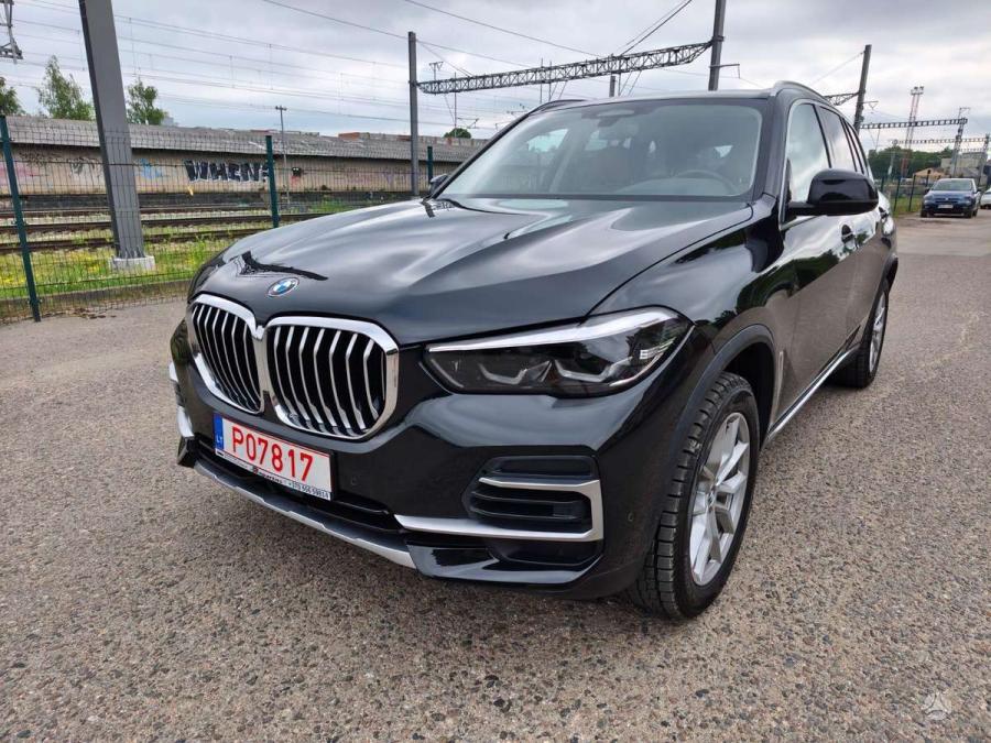 Black BMW X5 2023 in Siauliai, with an engine capacity of 3.00 L and mileage of 62 thousand km for 58500 €, photo 1 on AUTOMOTO.COM.LV