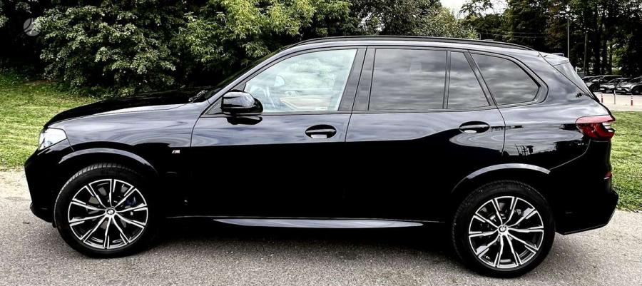 Black BMW X5 2023 in Vilnius, with an engine capacity of 2.99 L and mileage of 58 thousand km for 57900 €, photo 1 on AUTOMOTO.COM.LV