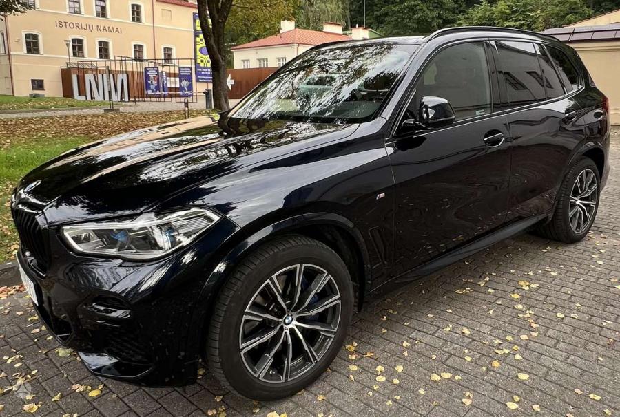 Black BMW X5 2023 in Vilnius, with an engine capacity of 2.99 L and mileage of 58 thousand km for 57900 €, photo 4 on AUTOMOTO.COM.LV
