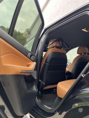 Black BMW X5 2023 in Vilnius, with an engine capacity of 2.99 L and mileage of 58 thousand km for 57900 €, photo 11 on AUTOMOTO.COM.LV