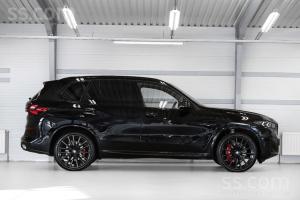 Black BMW X5 2023 in Tukums, with an engine capacity of 3.00 L and mileage of 99 thousand km for 69990 €, photo 5 on AUTOMOTO.COM.LV