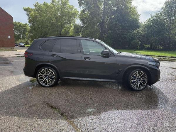 BMW X5 2024 in Klaipeda on AUTOMOTO.COM.LV Black BMW X5 2024 in Klaipeda, with an engine capacity of 2.99 L and mileage of 51 thousand km for 78500 €, photo 3 on AUTOMOTO.COM.LV