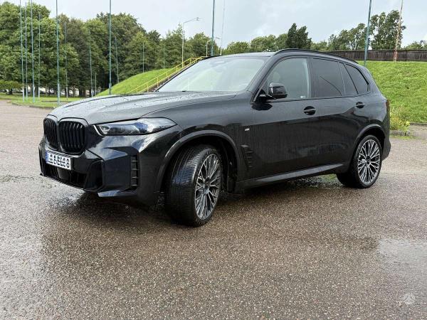 BMW X5 2024 in Klaipeda on AUTOMOTO.COM.LV Black BMW X5 2024 in Klaipeda, with an engine capacity of 2.99 L and mileage of 51 thousand km for 78500 €, photo 6 on AUTOMOTO.COM.LV