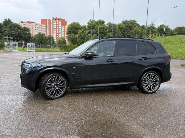 BMW X5 2024 in Klaipeda on AUTOMOTO.COM.LV Black BMW X5 2024 in Klaipeda, with an engine capacity of 2.99 L and mileage of 51 thousand km for 78500 €, photo 7 on AUTOMOTO.COM.LV