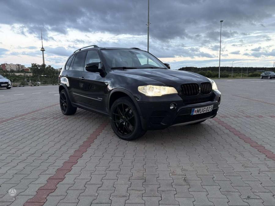 Melns BMW X5 2012 Viļņa, ar dzinēja tilpumu 2.98 L un nobraukumu 328 tūkst. km par 10000 €, foto 1 vietnē AUTOMOTO.COM.LV