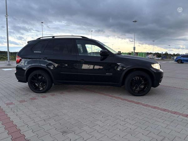 Black BMW X5 2012 in Vilnius, with an engine capacity of 2.98 L and mileage of 328 thousand km for 10000 €, photo 2 on AUTOMOTO.COM.LV
