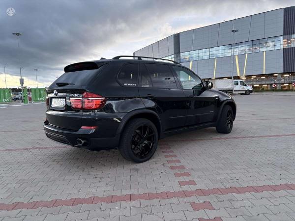 Black BMW X5 2012 in Vilnius, with an engine capacity of 2.98 L and mileage of 328 thousand km for 10000 €, photo 3 on AUTOMOTO.COM.LV