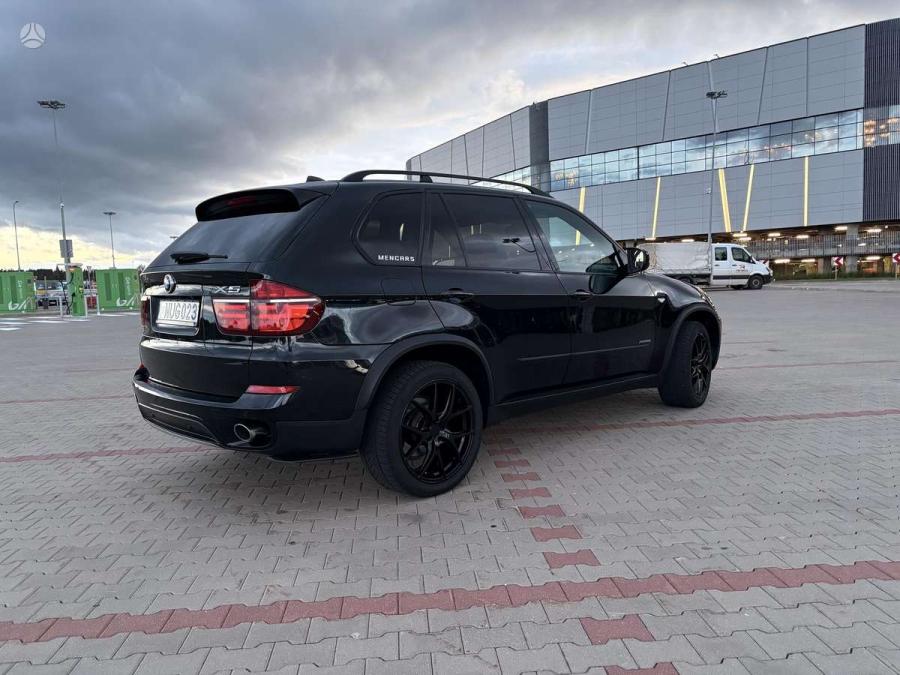 Melns BMW X5 2012 Viļņa, ar dzinēja tilpumu 2.98 L un nobraukumu 328 tūkst. km par 10000 €, foto 4 vietnē AUTOMOTO.COM.LV