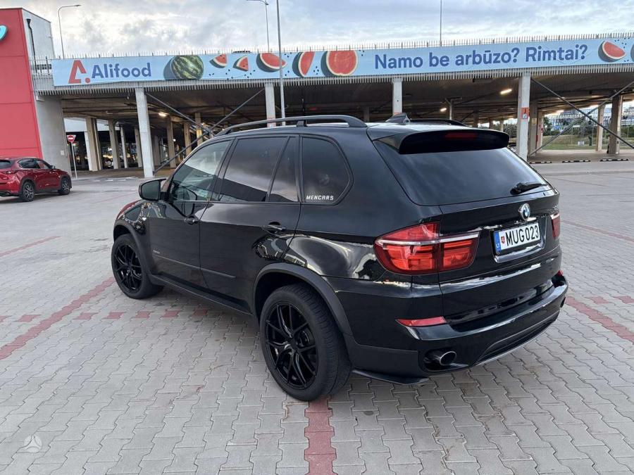 Melns BMW X5 2012 Viļņa, ar dzinēja tilpumu 2.98 L un nobraukumu 328 tūkst. km par 10000 €, foto 5 vietnē AUTOMOTO.COM.LV