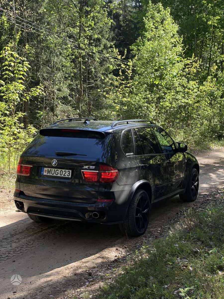 Melns BMW X5 2012 Viļņa, ar dzinēja tilpumu 2.98 L un nobraukumu 328 tūkst. km par 10000 €, foto 31 vietnē AUTOMOTO.COM.LV
