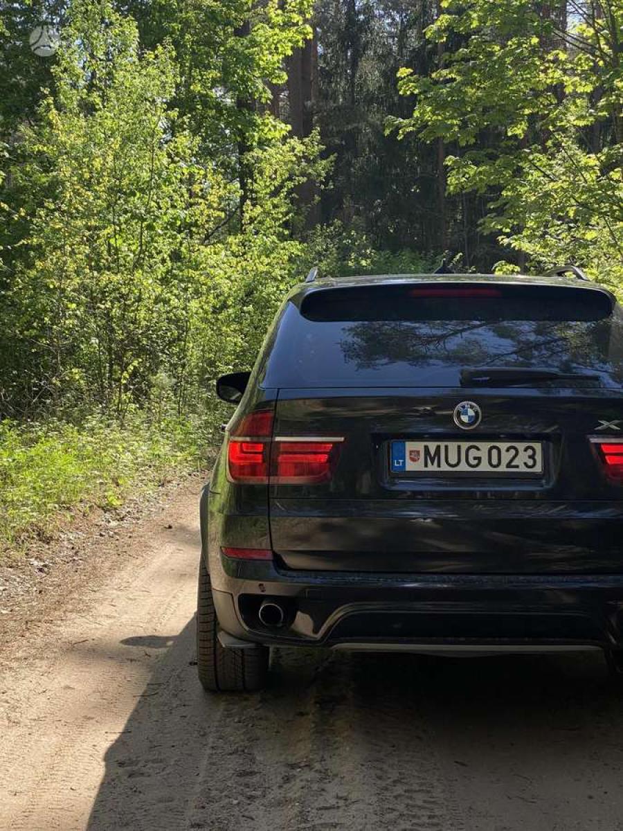 Melns BMW X5 2012 Viļņa, ar dzinēja tilpumu 2.98 L un nobraukumu 328 tūkst. km par 10000 €, foto 32 vietnē AUTOMOTO.COM.LV