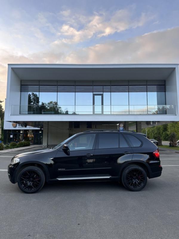 Black BMW X5 2011 in Tallinn, with an engine capacity of 3.00 L and mileage of 289 thousand km for 13500 €, photo 3 on AUTOMOTO.COM.LV