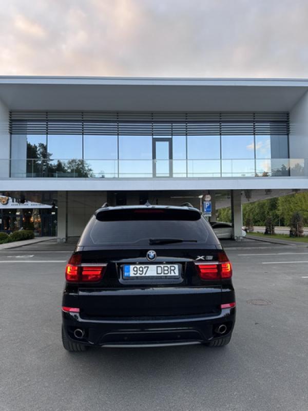 Black BMW X5 2011 in Tallinn, with an engine capacity of 3.00 L and mileage of 289 thousand km for 13500 €, photo 5 on AUTOMOTO.COM.LV