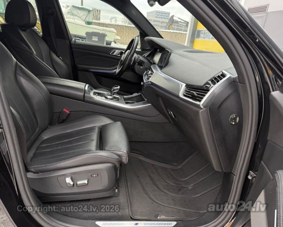 Black BMW X5 2019 in Tallinn, with an engine capacity of 3.00 L and mileage of 256 thousand km for 39900 €, photo 9 on AUTOMOTO.COM.LV