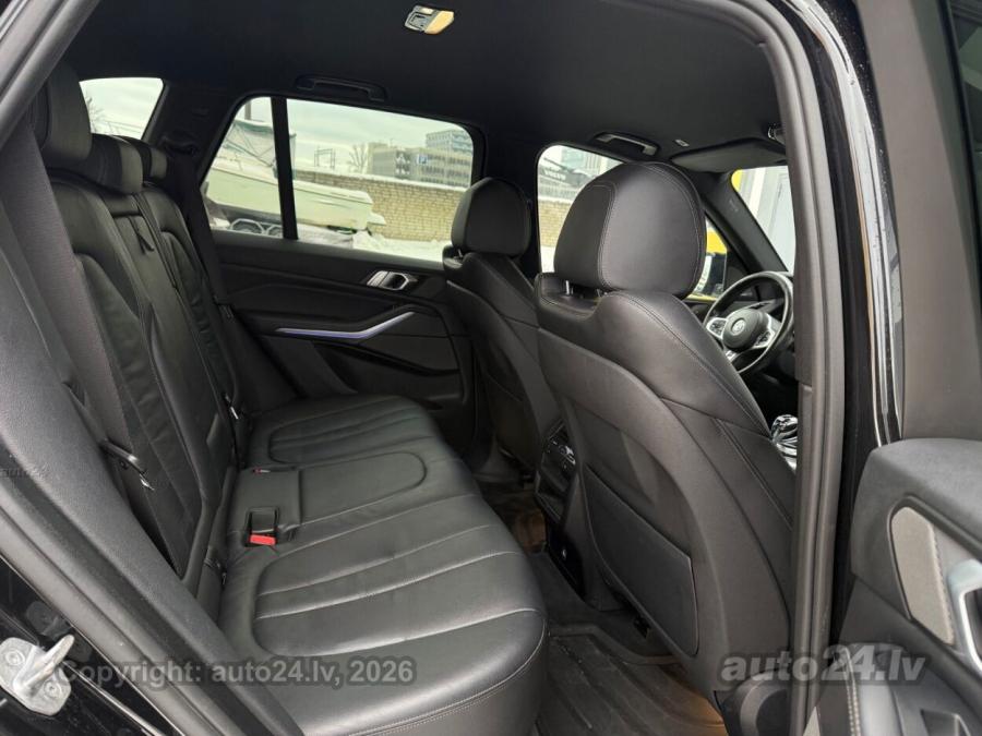 Black BMW X5 2019 in Tallinn, with an engine capacity of 3.00 L and mileage of 256 thousand km for 39900 €, photo 10 on AUTOMOTO.COM.LV