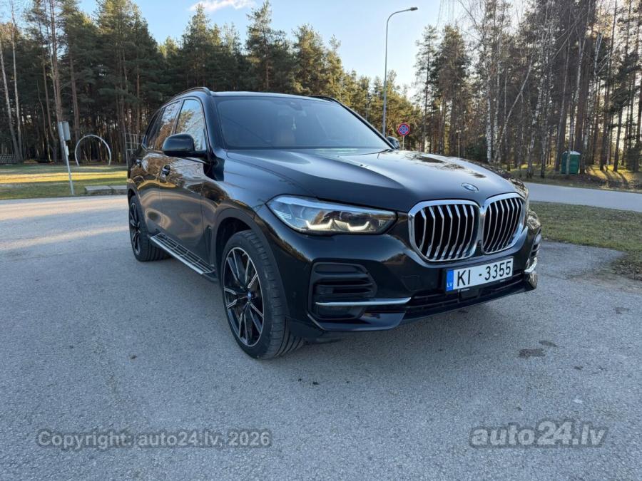 Black BMW X5 2021 in Jekabpils, with an engine capacity of 3.00 L and mileage of 183 thousand km for 41900 €, photo 2 on AUTOMOTO.COM.LV