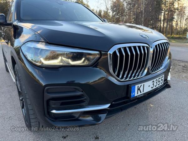 Black BMW X5 2021 in Jekabpils, with an engine capacity of 3.00 L and mileage of 183 thousand km for 41900 €, photo 4 on AUTOMOTO.COM.LV