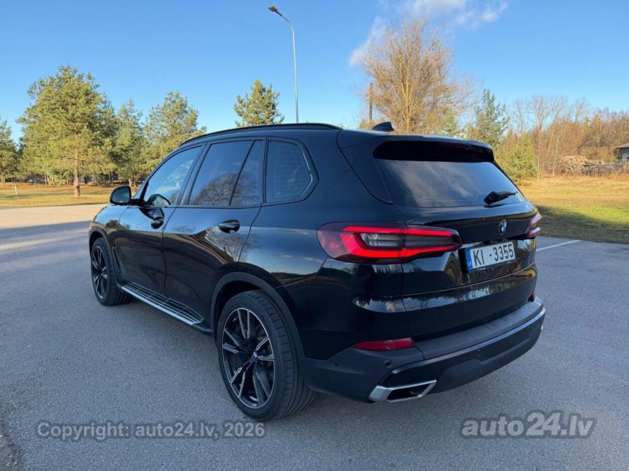 Black BMW X5 2021 in Jekabpils, with an engine capacity of 3.00 L and mileage of 183 thousand km for 41900 €, photo 8 on AUTOMOTO.COM.LV