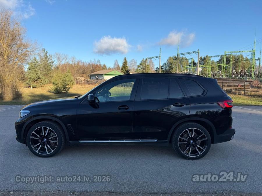 Black BMW X5 2021 in Jekabpils, with an engine capacity of 3.00 L and mileage of 183 thousand km for 41900 €, photo 9 on AUTOMOTO.COM.LV