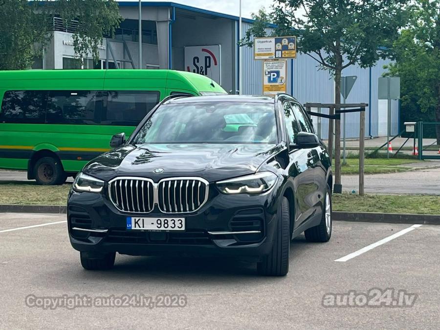 Black BMW X5 2021 in Riga, with an engine capacity of 3.00 L and mileage of 104 thousand km for 37650 €, photo 1 on AUTOMOTO.COM.LV