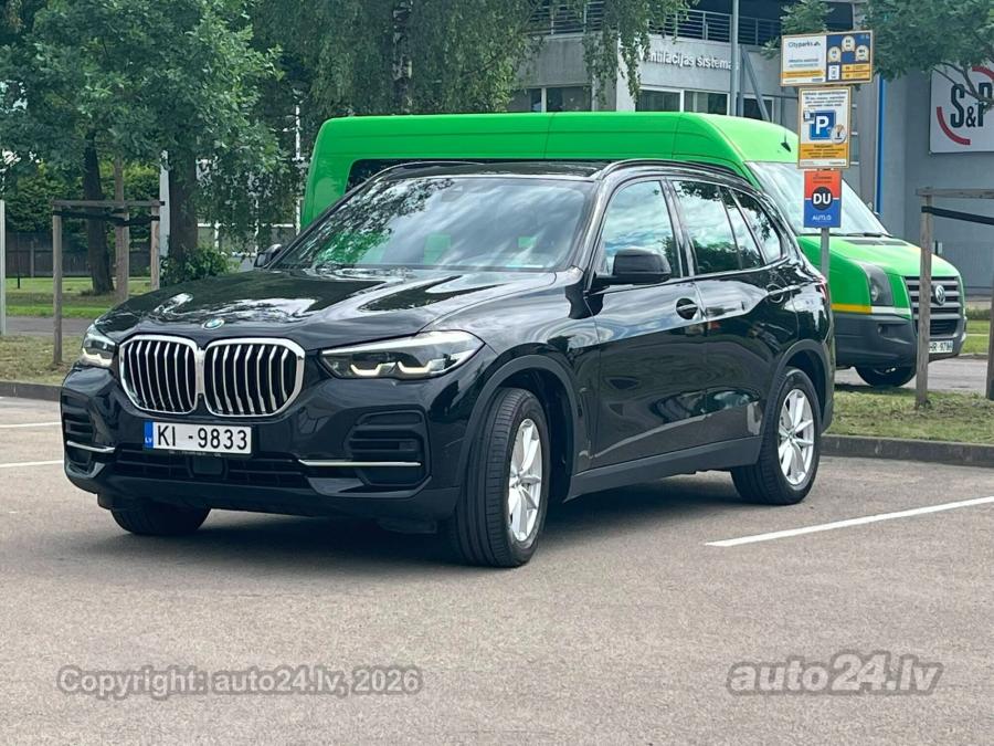 Black BMW X5 2021 in Riga, with an engine capacity of 3.00 L and mileage of 104 thousand km for 37650 €, photo 3 on AUTOMOTO.COM.LV