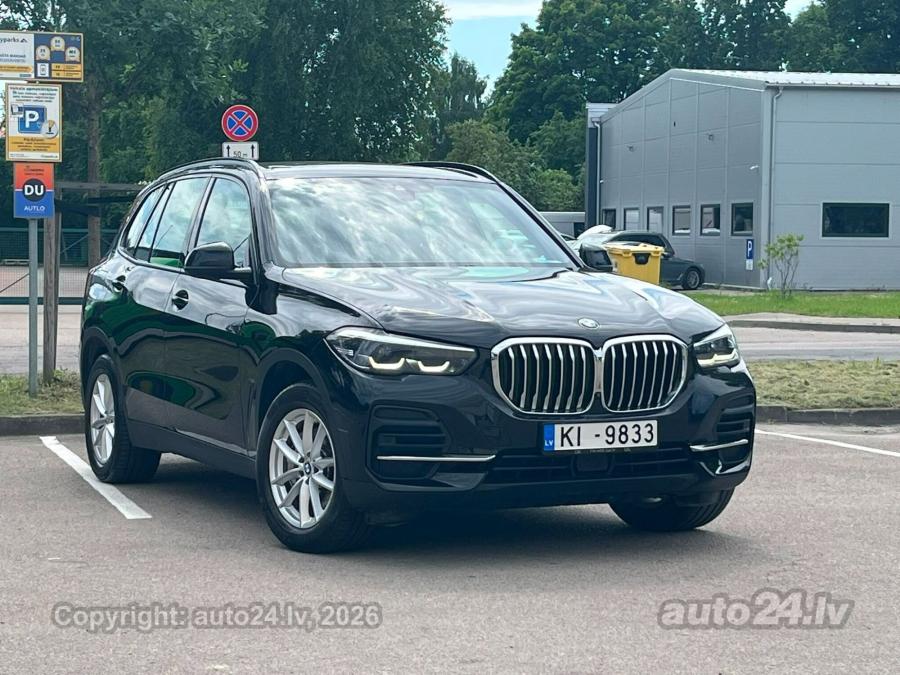 Black BMW X5 2021 in Riga, with an engine capacity of 3.00 L and mileage of 104 thousand km for 37650 €, photo 4 on AUTOMOTO.COM.LV