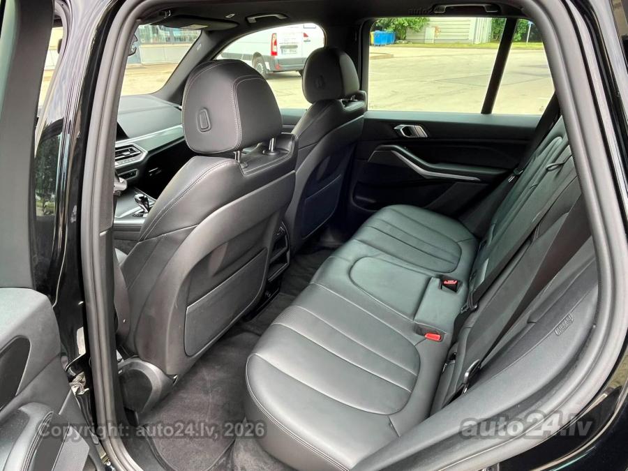 Black BMW X5 2021 in Riga, with an engine capacity of 3.00 L and mileage of 104 thousand km for 37650 €, photo 9 on AUTOMOTO.COM.LV