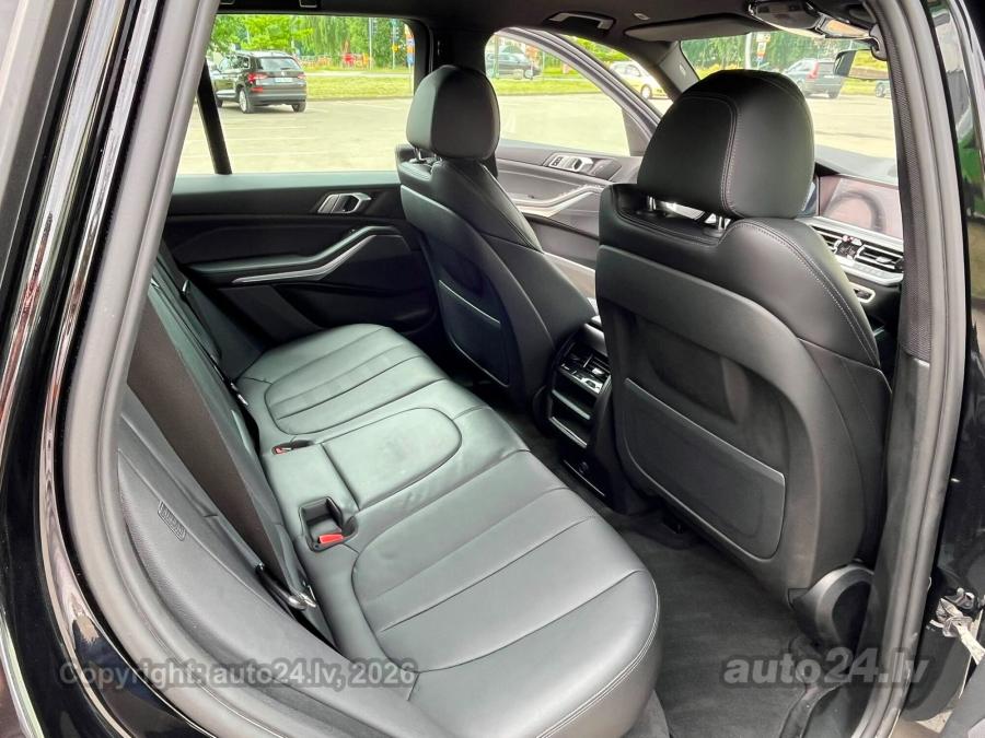 Black BMW X5 2021 in Riga, with an engine capacity of 3.00 L and mileage of 104 thousand km for 37650 €, photo 10 on AUTOMOTO.COM.LV
