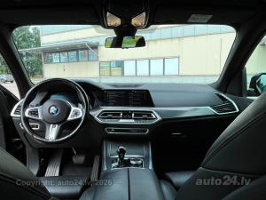 Black BMW X5 2021 in Riga, with an engine capacity of 3.00 L and mileage of 104 thousand km for 37650 €, photo 12 on AUTOMOTO.COM.LV