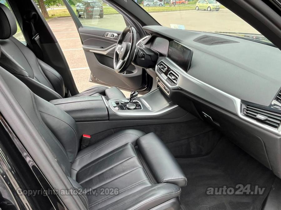 Black BMW X5 2021 in Riga, with an engine capacity of 3.00 L and mileage of 104 thousand km for 37650 €, photo 13 on AUTOMOTO.COM.LV