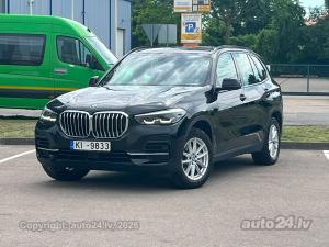 Black BMW X5 2021 in Riga, with an engine capacity of 3.00 L and mileage of 104 thousand km for 37650 €, photo 15 on AUTOMOTO.COM.LV