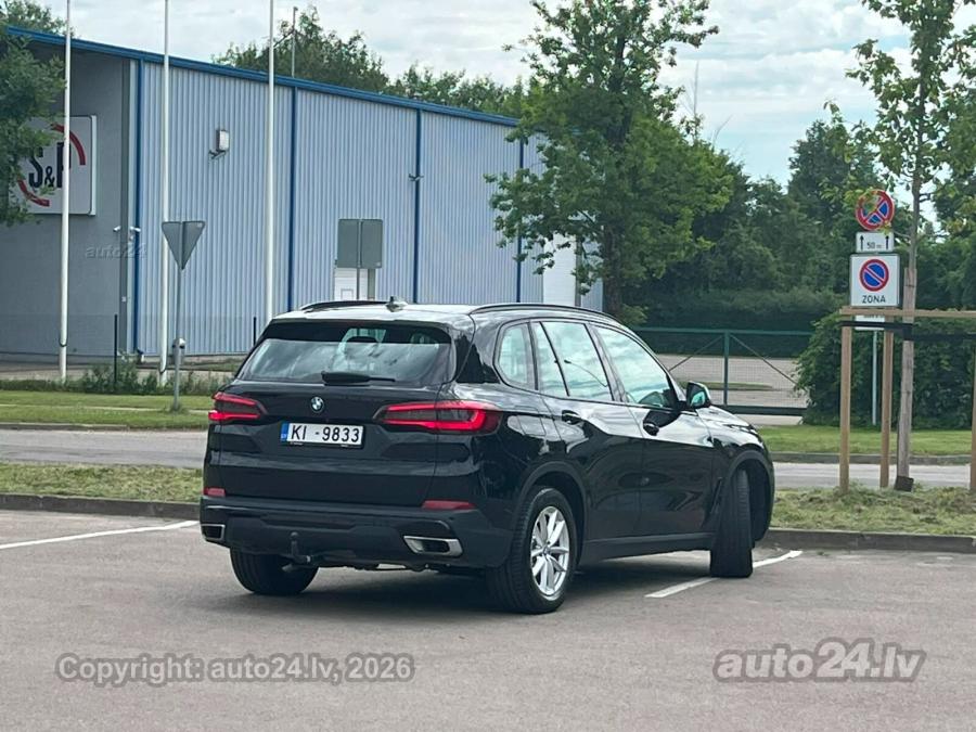 Black BMW X5 2021 in Riga, with an engine capacity of 3.00 L and mileage of 104 thousand km for 37650 €, photo 21 on AUTOMOTO.COM.LV