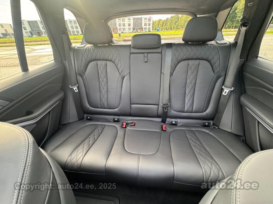 Black BMW X5 2022 in Tartu, with an engine capacity of 4.40 L and mileage of 79 thousand km for 59900 €, photo 29 on AUTOMOTO.COM.LV