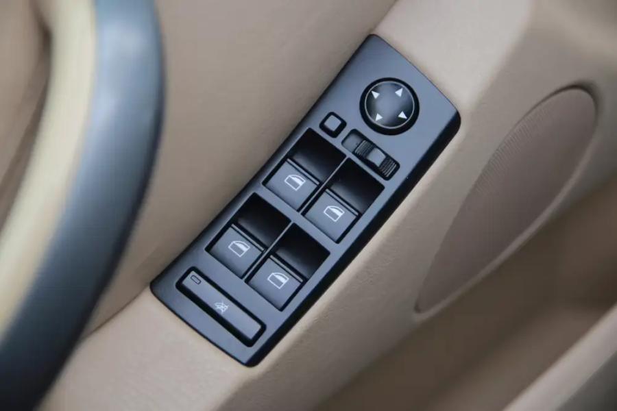 Blue BMW X5 2005 in Riga, with an engine capacity of 3.00 L and mileage of 270 thousand km for 5490 €, photo 12 on AUTOMOTO.COM.LV