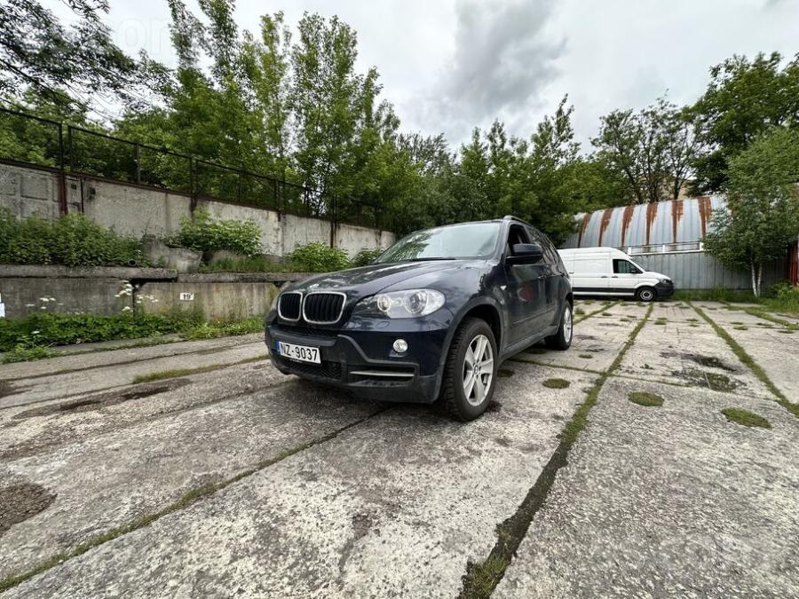 Blue BMW X5 2008 in Riga, with an engine capacity of 3.00 L and mileage of 319 thousand km for 7999 €, photo 1 on AUTOMOTO.COM.LV