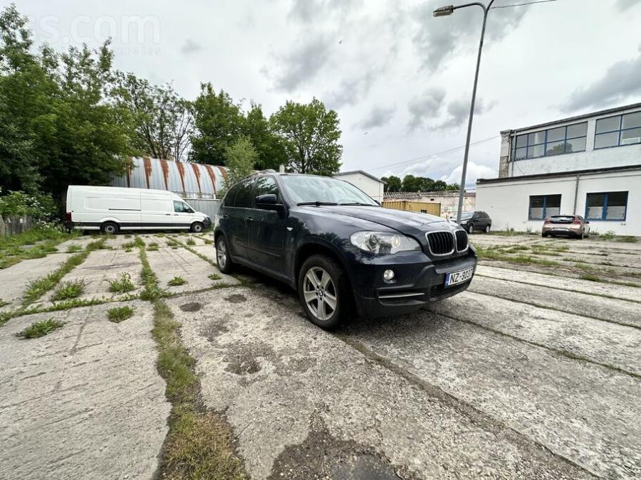 Blue BMW X5 2008 in Riga, with an engine capacity of 3.00 L and mileage of 319 thousand km for 7999 €, photo 3 on AUTOMOTO.COM.LV