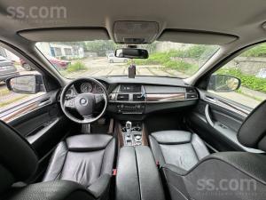 Blue BMW X5 2008 in Riga, with an engine capacity of 3.00 L and mileage of 319 thousand km for 7999 €, photo 6 on AUTOMOTO.COM.LV